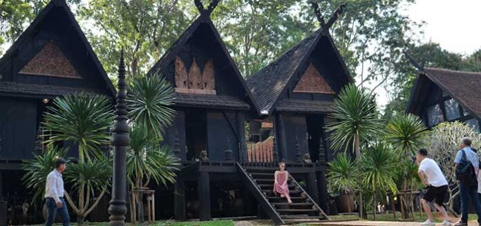 Baan Dam | La enigmática casa negra de Chiang Rai - El Viajero Feliz